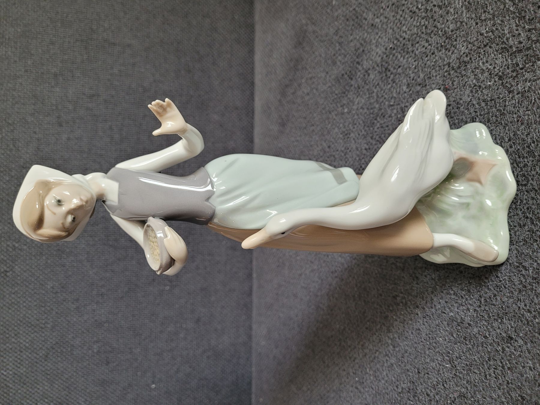 Lladro Figurine GIRL FEEDING Goose #1052